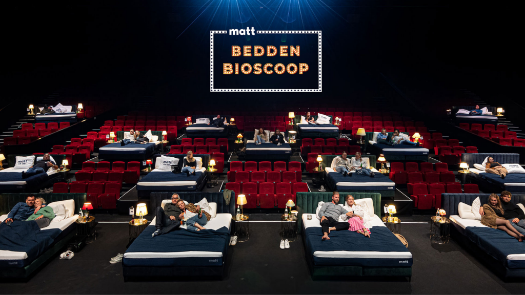 Dit wil je: bij deze bioscoop kun je films kijken vanuit een bed