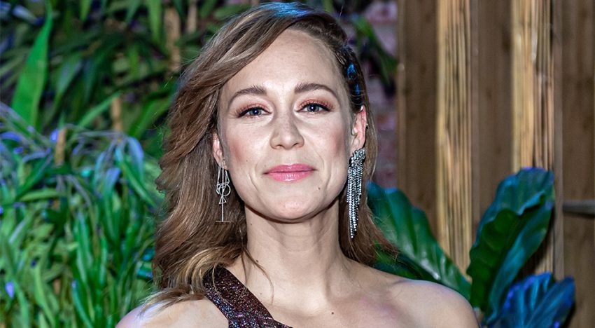 Hoogzwangere Anouk Maas deelt foto met babybuik: 'Laatste loodjes'