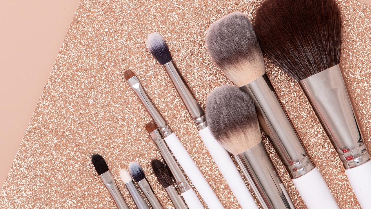 Zo vaak hoor je je make-up kwasten schoon te maken (en zo doe je dat)