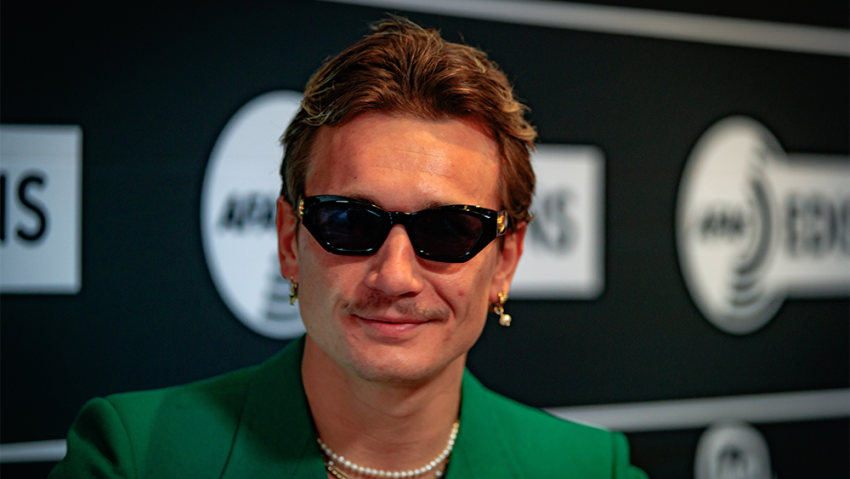 Goldband-zanger Karel Gerlach siert Men's Health cover met sixpack