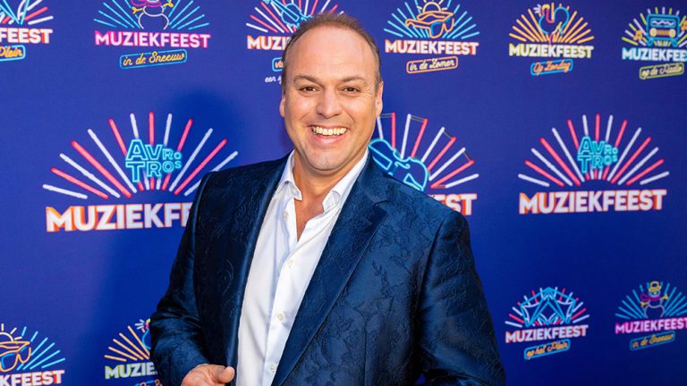 Frans Bauer zet jarige moeder in het zonnetje