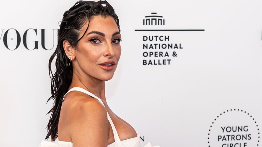 Zien: Anna Nooshin straalt met babybuik op Paris Haute Couture Week