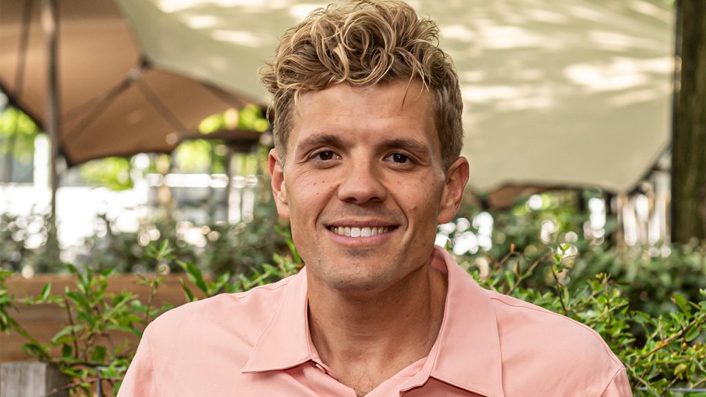 Jaap Reesema onthult sixpack op foto's voor Men's Health
