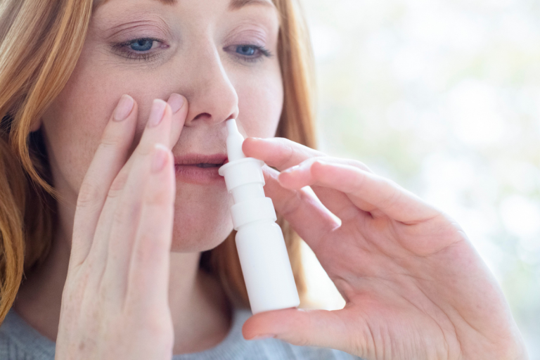 Verstopte neus? Zó vaak mag je neusspray gebruiken