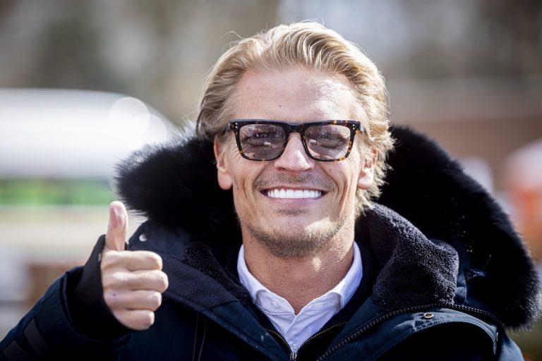 Thomas Berge deelt trots zijn sixpack na indrukwekkende transformatie